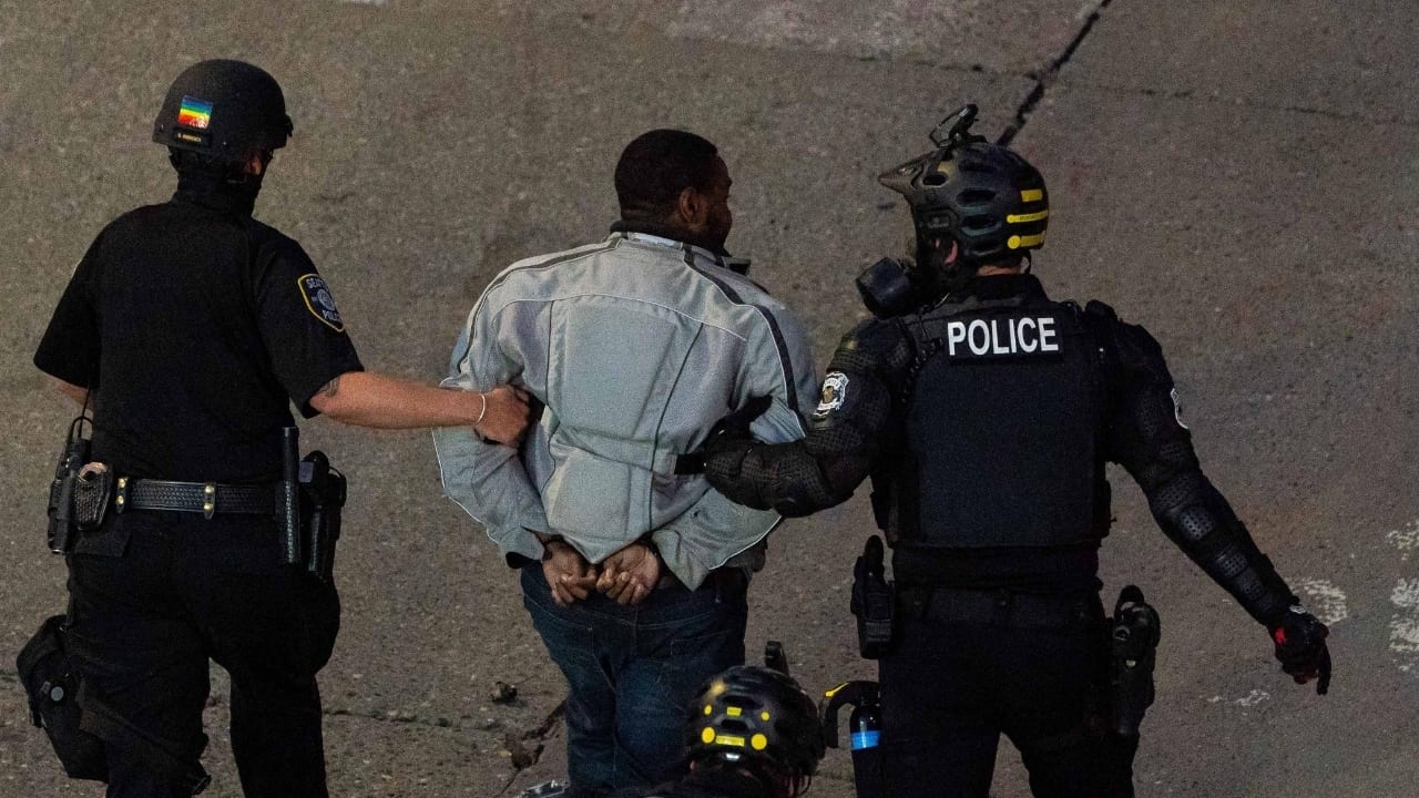 Manifestantes chocan con policías en Seattle en nueva protesta contra ...