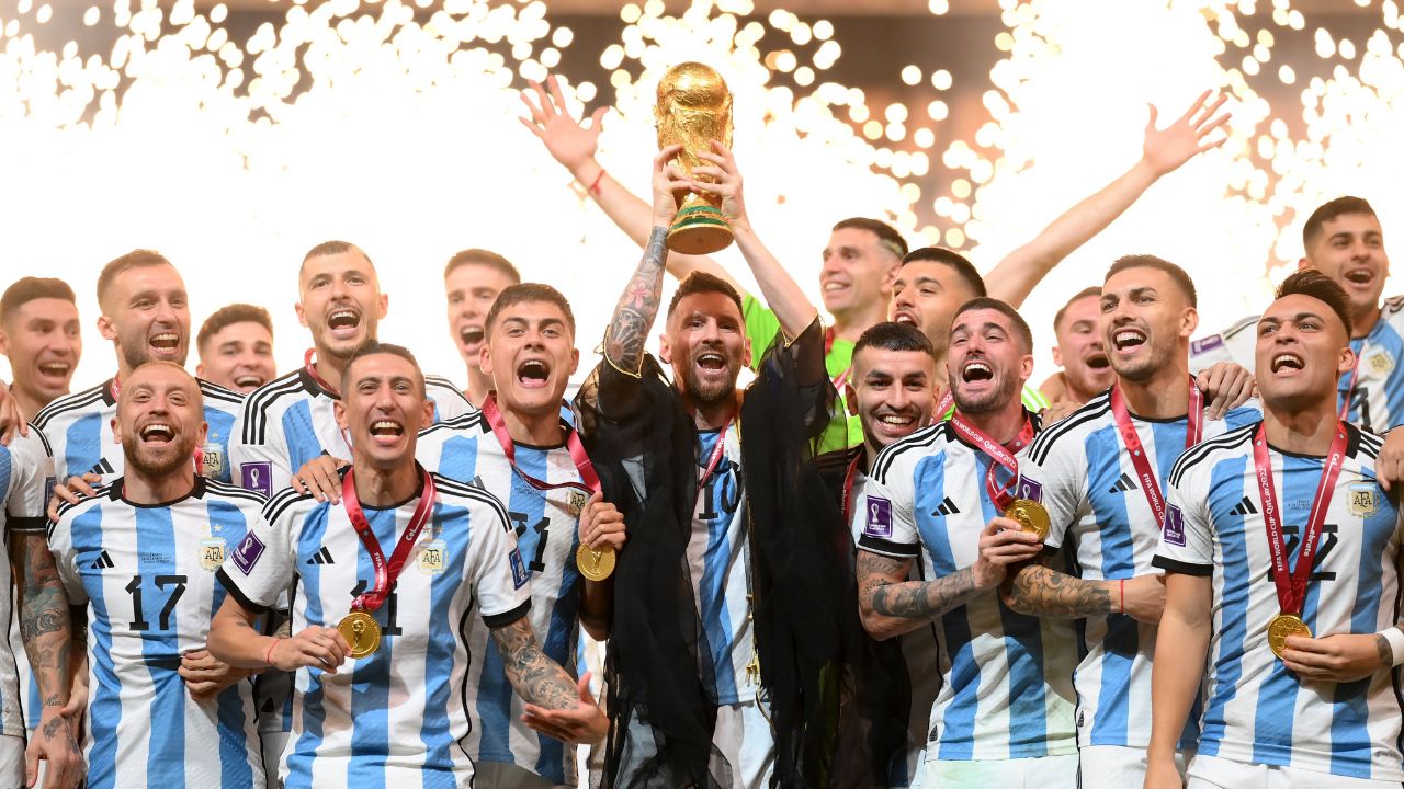 Messi levantando la Copa del Mundo, fotos historicas de 'Leo' con la ...