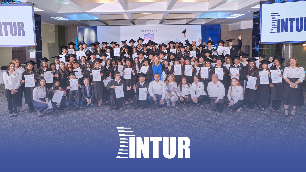 Instituto INTUR entrega título de bachillerato a 150 estudiantes