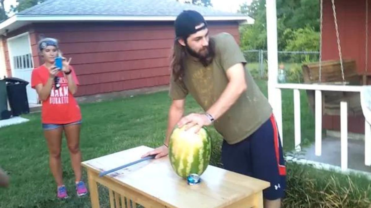 Watermelon cutting accident video katana completo: ¿de qué trata?