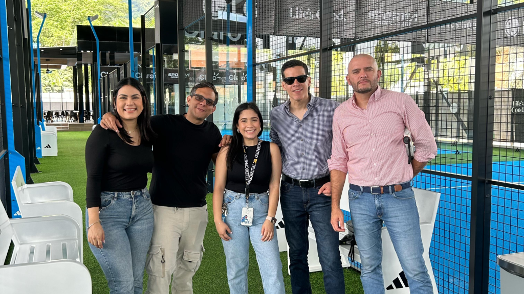 Diunsa y La Hora del Té viven la emoción del pádel en Sportia Padel Club