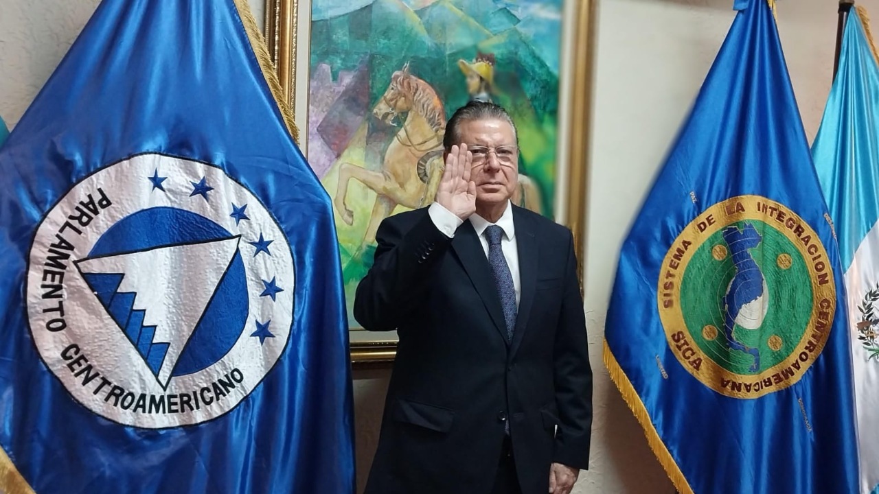 Juramentan a David Matamoros Batson como diputado del Parlacen
